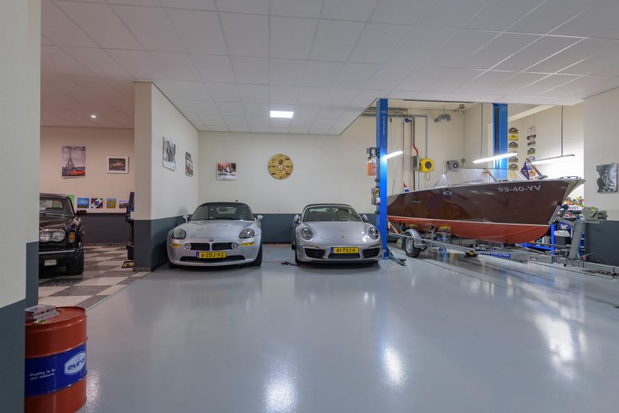Dit Nederlandse huis heeft zijn eigen autobrug en showroom - TopGear