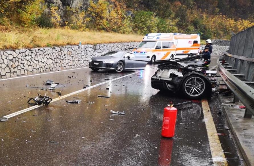Audi R8 doormidden na crash in Italië - TopGear Nederland