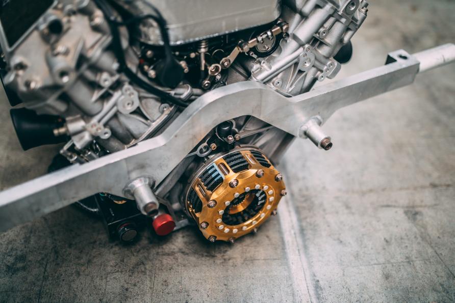 V10 uit de McLaren-Mercedes MP4-19 kan van jou zijn - TopGear NL