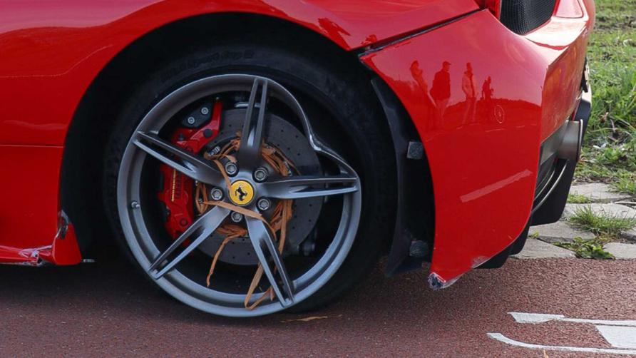 Ferrari 458 Speciale rijdt velg kapot op betonblok langs de weg - TopGear