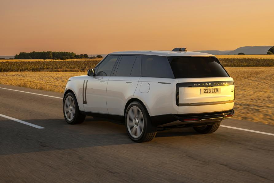 Land Rover Range Rover P440e AWD PHEV HSE review (2023)