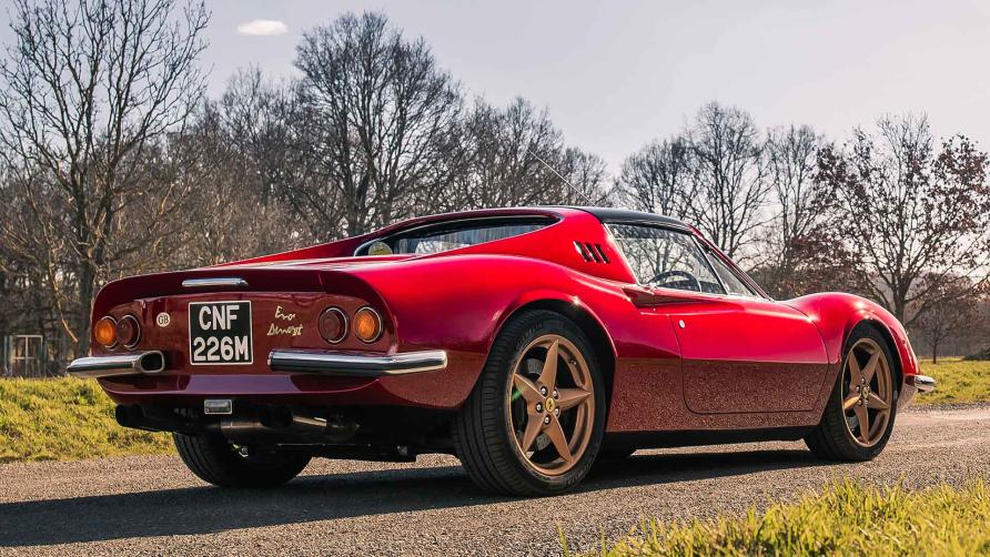 Hoe rijdt een Ferrari Dino restomod met modernere V8? - TopGear