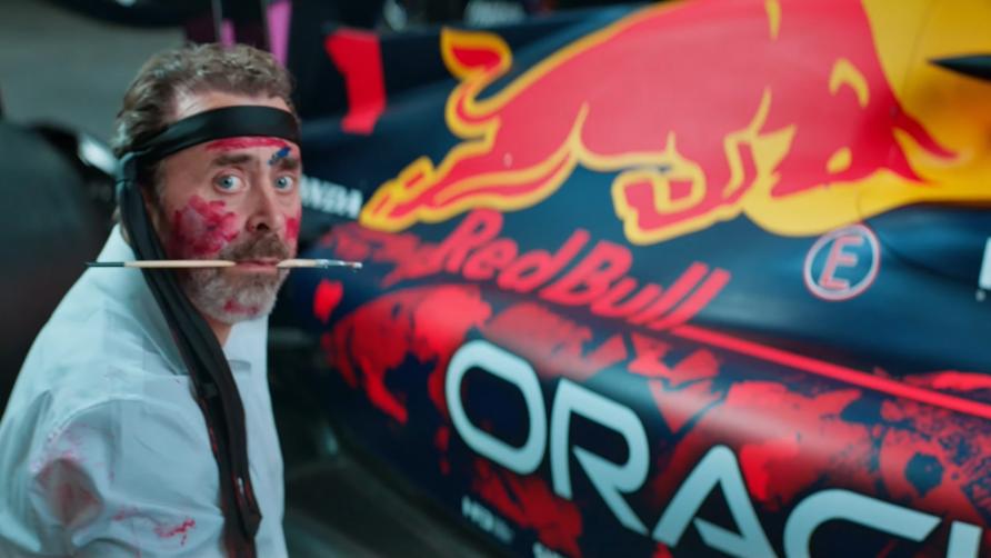 VIDEO: Nederlandse acteur Horace Cohen geeft F1-auto van Verstappen een ...