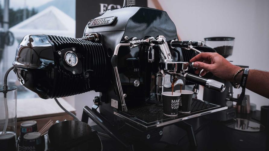 Espressomachine gebruikt echte onderdelen van BMW