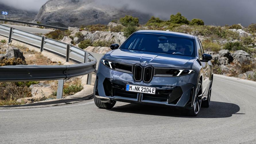 Is de BMW iX3 (2025) echt zo'n grote ommezwaai? (review)
