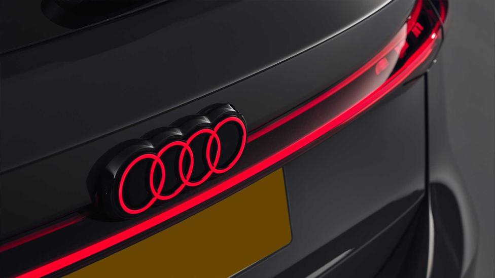 Vanaf nu zijn er Audi's met een lichtgevend logo op de achterkant