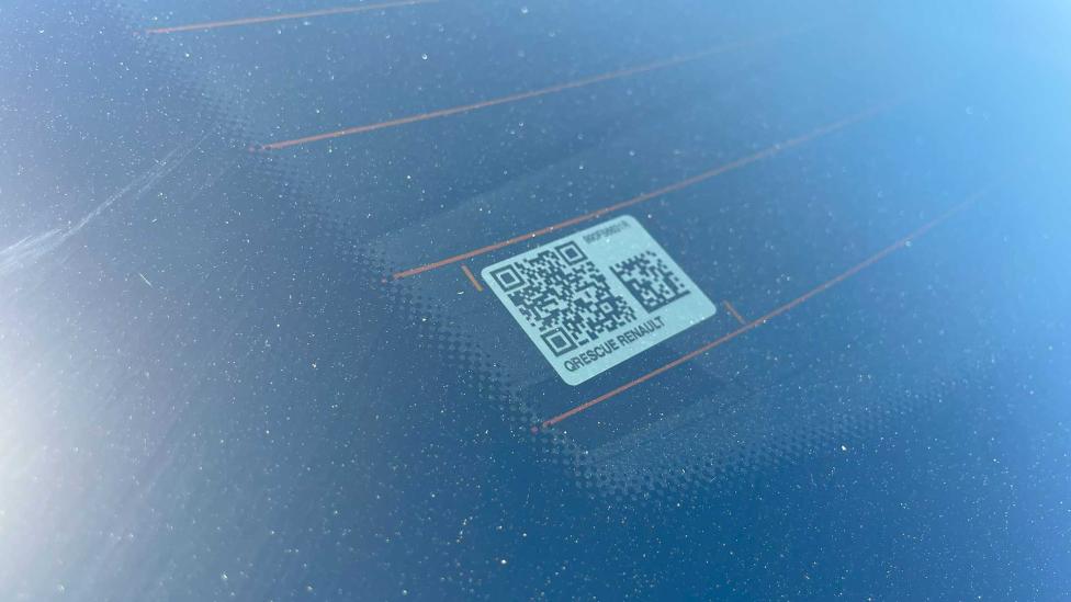 Waarom je de QR-code op een nieuwe auto er nooit af moet halen - TopGear